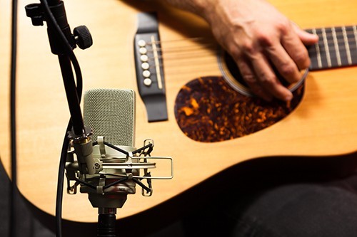 Mic Stuff: 7 Critical Tips on How to Mic an Acoustic Guitar - MXL Mics