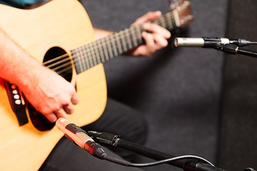 Mic Stuff: 7 Critical Tips on How to Mic an Acoustic Guitar - MXL Mics