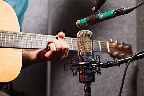 Mic Stuff: 7 Critical Tips on How to Mic an Acoustic Guitar - MXL Mics